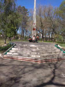 Обелиск 30-летию Победы советского народа в Великой Отечественной войне (Krasnodar Territory, Gulkevichskiy rayon, Otrado-Kubanskoye selskoye poseleniye, posyolok Botanika, Tsentralnaya ulitsa), anıt, heykel  Krasnodarski krayından