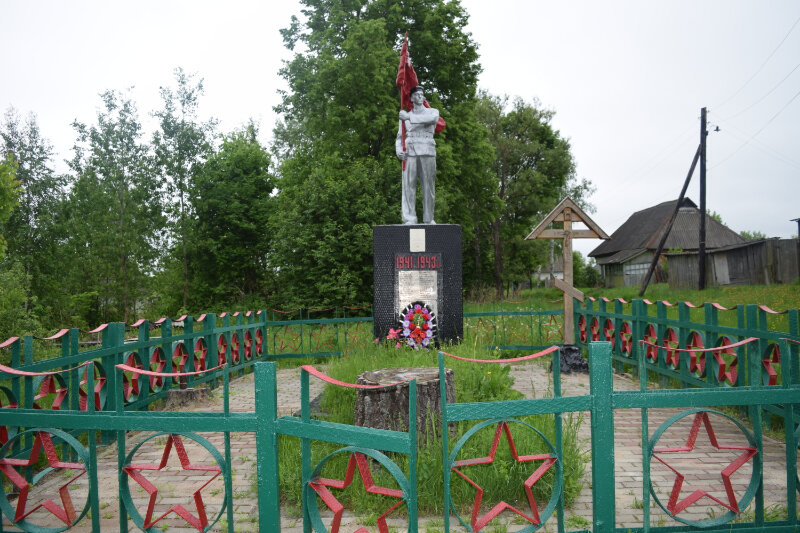 Anıt, heykel Братская могила, Kalujskaya oblastı, foto