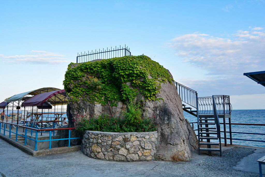 Turistik yerler Rock with a grotto, Kırım Cumhuriyeti, foto