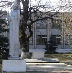 Anıt, heykel Женщина с мечом, Minskaya oblastı, foto