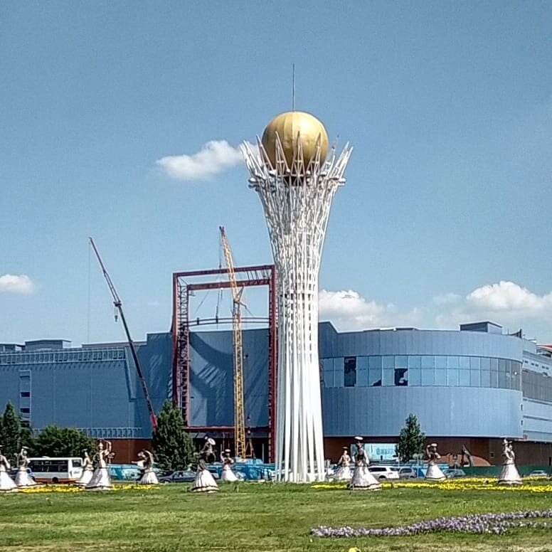 Park, sokak heykeli Байтерек, Öskemen (Ust‑Kamenogorsk), foto
