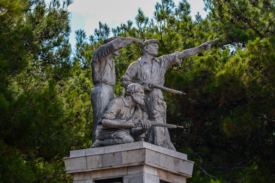 Anıt, heykel To the fighters of the revolution, Gelencik, foto