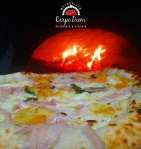 Carpe Diem Pizzeria Ristorante (Campania, Province of Naples, Via Oasi Sacro Cuore, 109), pizzacılar  Varcaturo'dan
