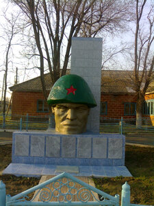 Погибшим односельчанам (Sovetskaya ulitsa No:18, posyolok Mirny), anıt, heykel  Saratovskaya oblastından