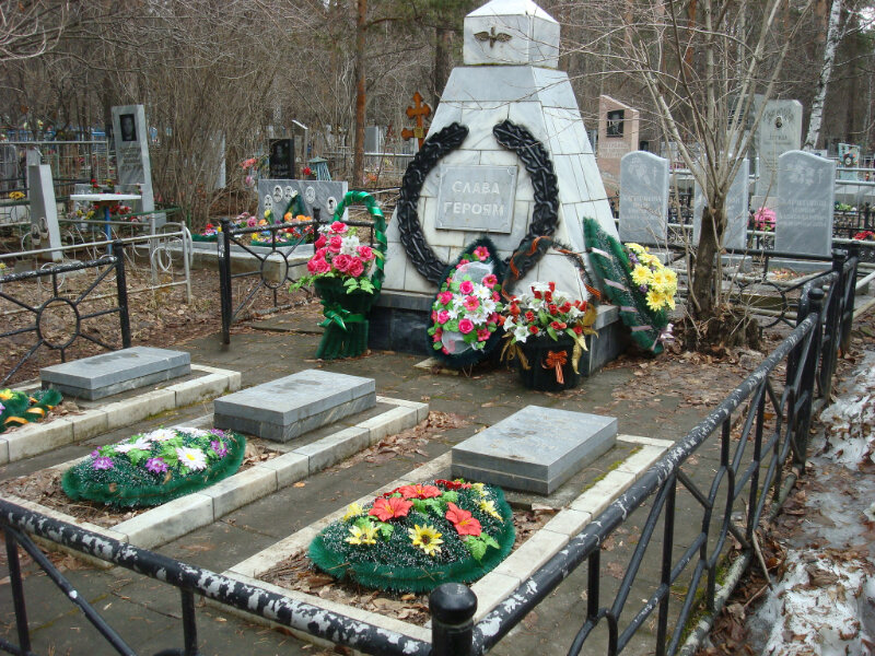 Ünlü kişilerin mezarları Летчик Г.Я. Бахчиванджи, Yekaterinburg, foto