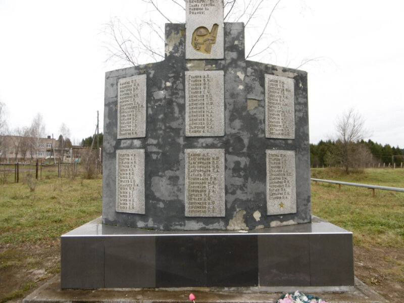 Anıt, heykel Стела, посвященная погибшим в Великой Отечественной войне, Permski krayı, foto