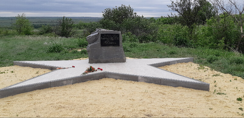 Anıt, heykel Памятный знак Г. Акулову и Л. Воробьевскому, Donetsk, foto