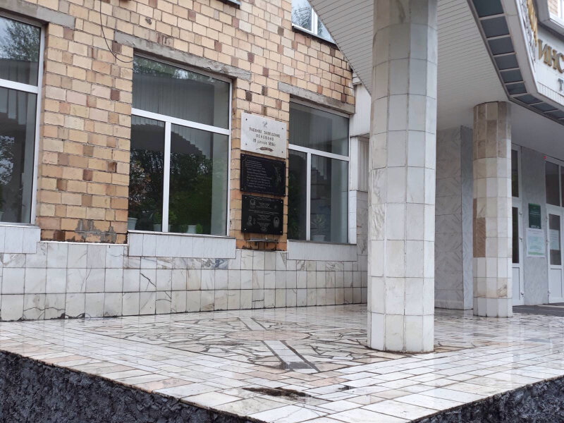 Anıt levhası, anıt taş Героям Советского Союза - курсантам школы военных техников, Krasnoyarsk, foto