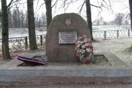 Anıt, heykel Обелиск Памяти, Gdov, foto