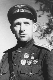 Ünlü kişilerin mezarları Герой Советского Союза А.А. Карасёв, Saint‑Petersburg, foto