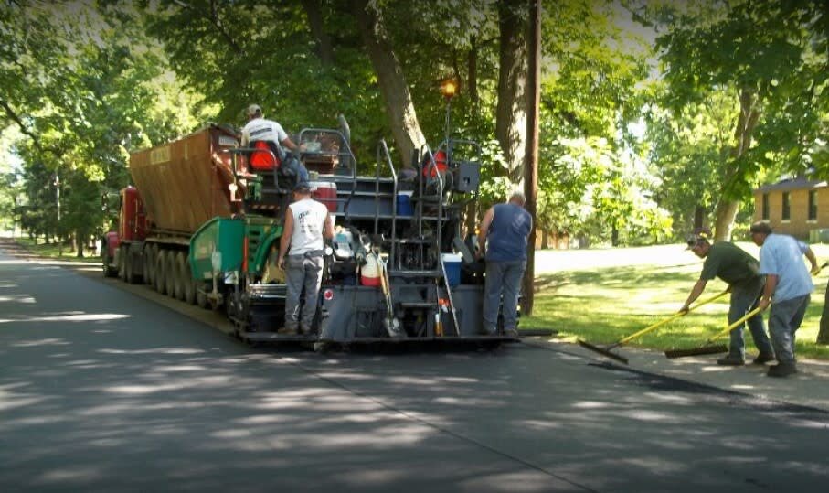 Yol ve asfalt ürünleri Quality Asphalt Paving Inc, Michigan Eyaleti, foto