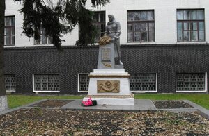 Братская могила партизан, подпольщиков и мирных жителей, расстрелянных фашистами (Sumska Region, Shostka), anıt, heykel  Shostka'dan