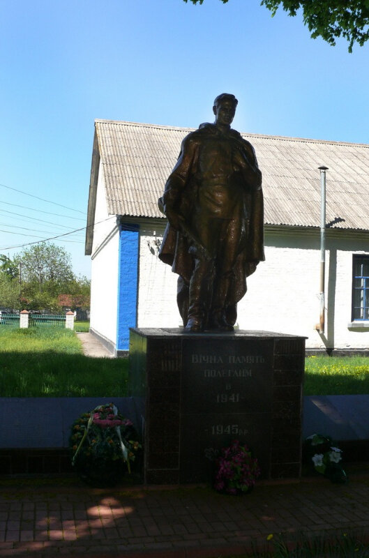 Anıt, heykel Братская могила воинов, Kiev Bölgesi, foto