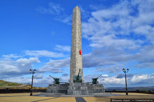 Obelisk of Glory to Immortal Heroes on Mount Mithridates (Autonomous Republic of Crimea, Kerch), anıt, heykel  Kerç'ten