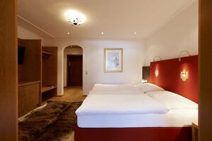 Schwarzer Adler (Tyrol, Landeck, Dorfstraße, 35), otel  Sankt Anton am Arlberg'den
