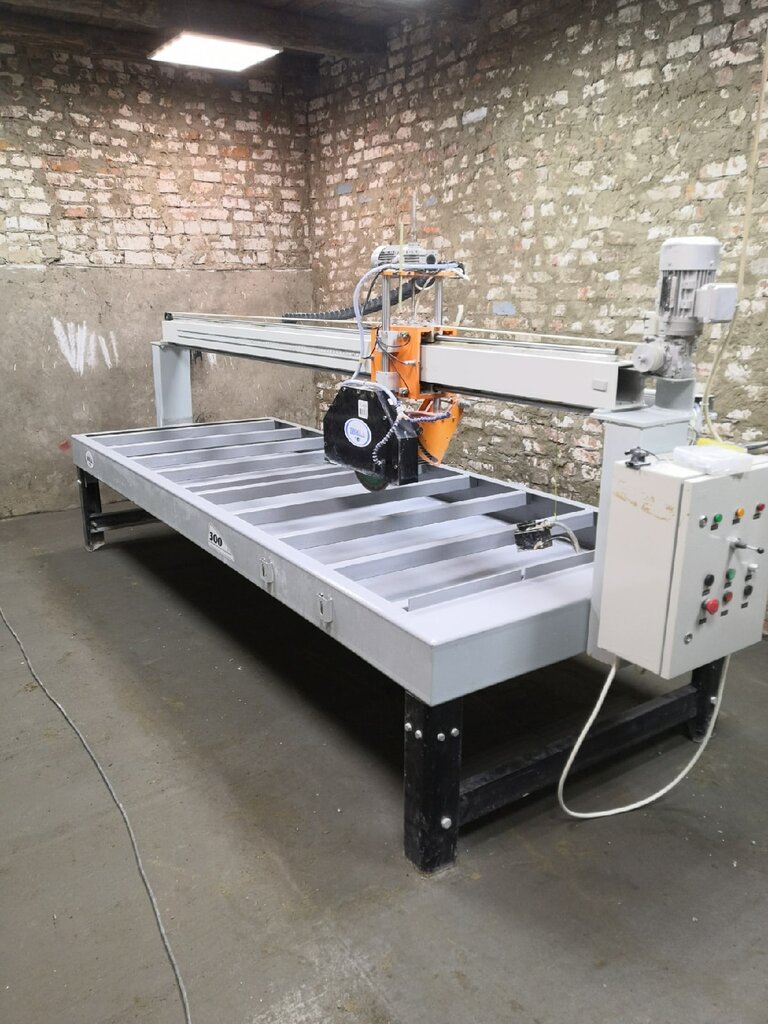 Taş ürünler ve yapılar Rezka plitki NN, Nijni Novgorod, foto