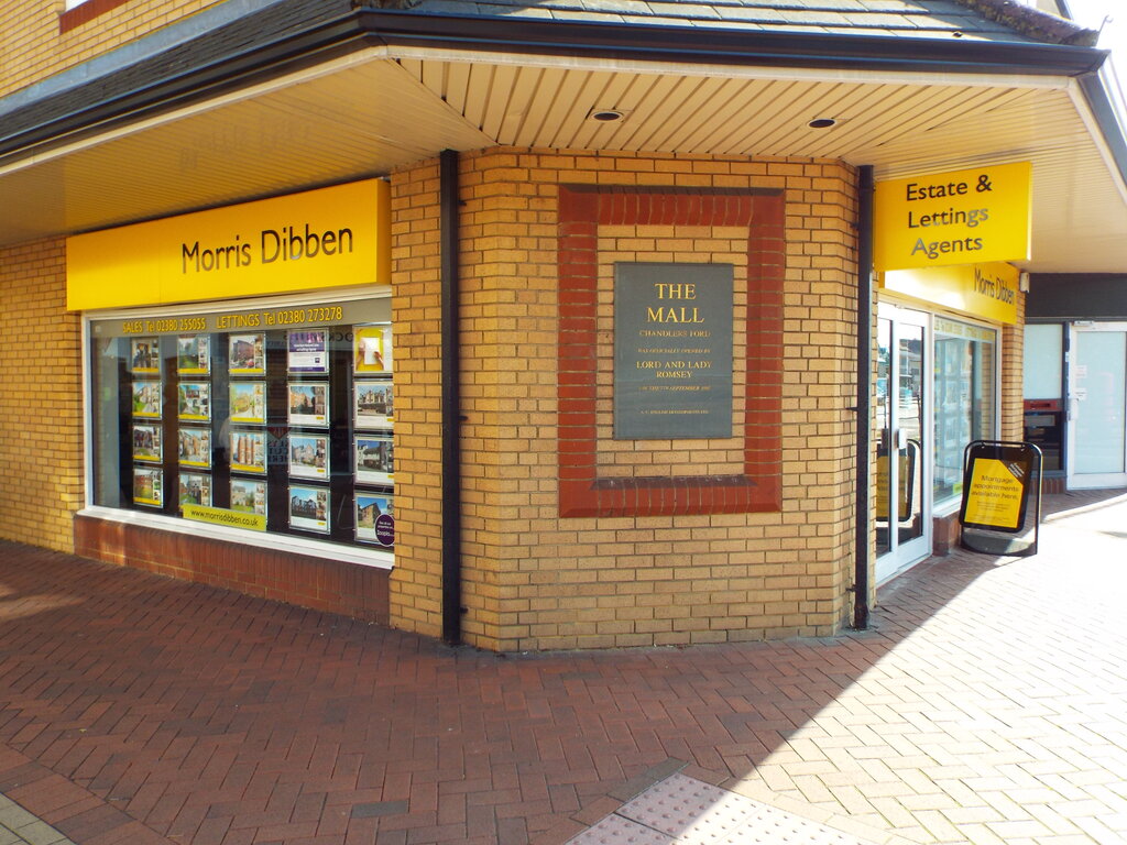 Arazi dizisi Morris Dibben Sales and Letting Agents Chandlers Ford, İngiltere, foto