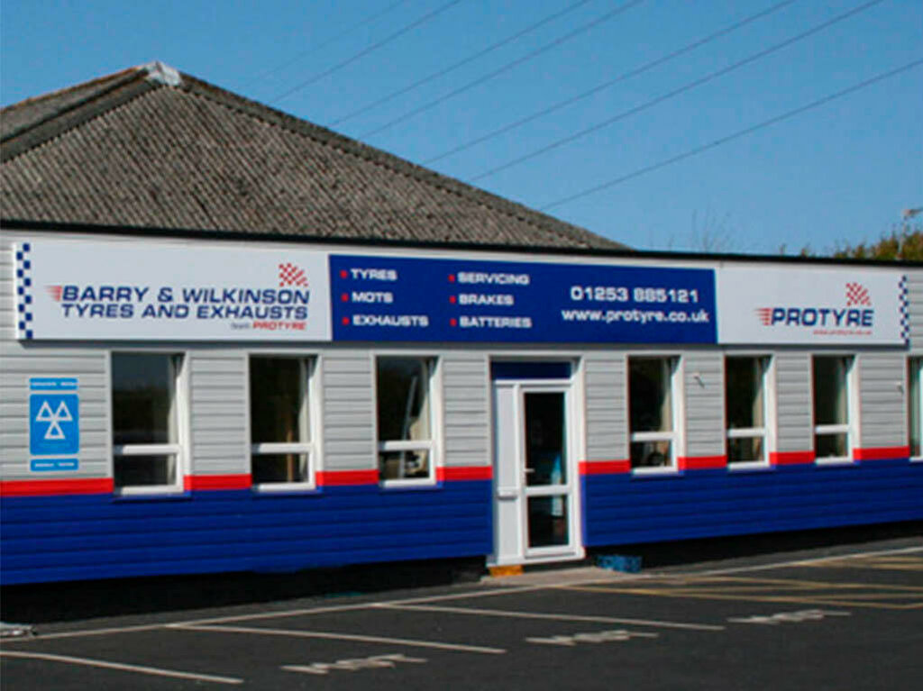 Otomobil ekspertizi Barry & Wilkinson Tyre & Exhaust - Team Protyre, İngiltere, foto