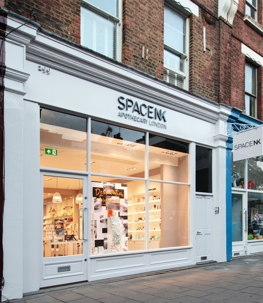 Kozmetik ve parfümeri mağazaları Charlotte Tilbury - Space Nk Islington, Londra, foto