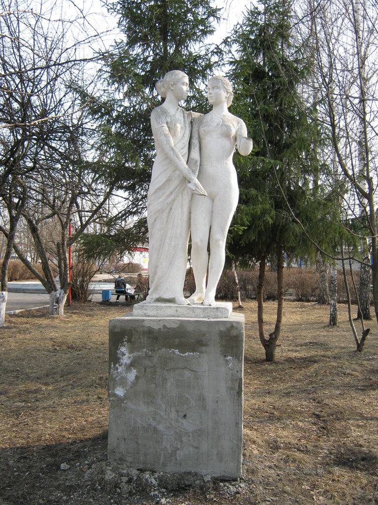 Park, sokak heykeli Две гречанки, Kuznetsk, foto