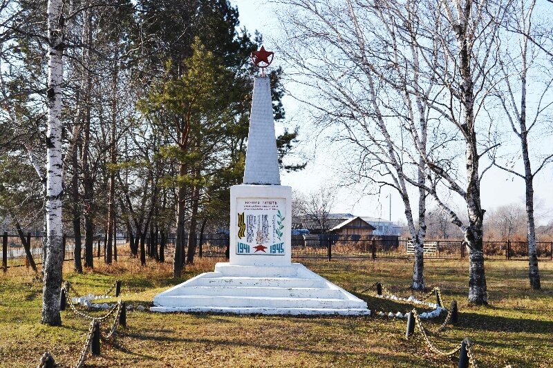 Anıt, heykel В честь воинов-односельчан, погибших в годы Великой Отечественной войны, Yahudi Özerk Bölgesi, foto