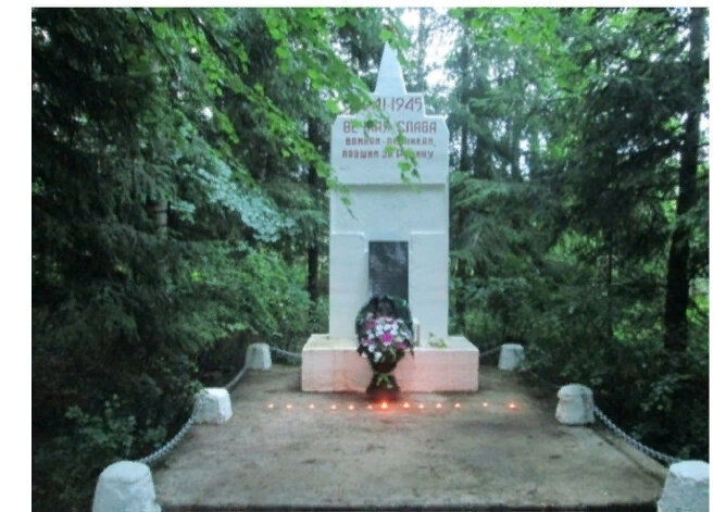 Anıt, heykel Погибшим воинам-лесникам, Vologodskaya oblastı, foto