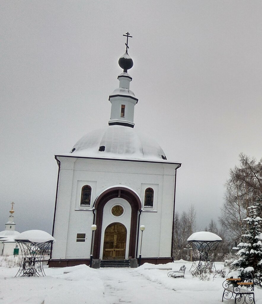 Şapel, haç anıtı Trekh Svyatiteley Ustvymskikh v Mikhaylo-Arkhangelskom Ust-Vymskom monastyre Chapel, Komi, foto