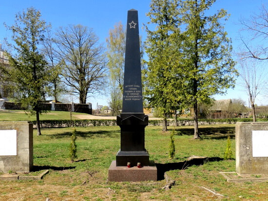 Anıt, heykel Воинское братское кладбище, Varaklani, foto