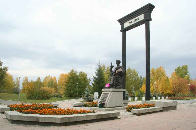 Anıt, heykel Победа, Ozersk, foto