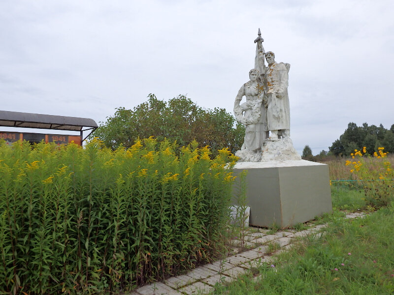 Anıt, heykel Захоронение воинов ВОВ РККА павших за освобождение Старицкого района, Tverskaya oblastı, foto