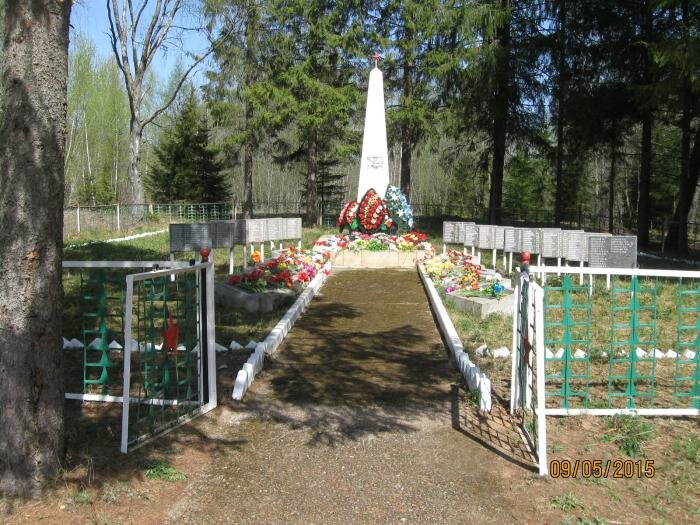 Anıt, heykel Братская могила, Novgorodskaya oblastı, foto