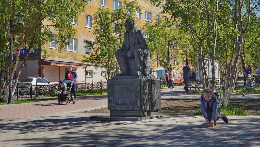 Anıt, heykel В.С. Пикуль, Murmansk, foto