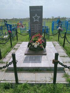 Братская могила (Saratov Region, Sovetskiy District, selo Rozovoye), anıt, heykel  Saratovskaya oblastından