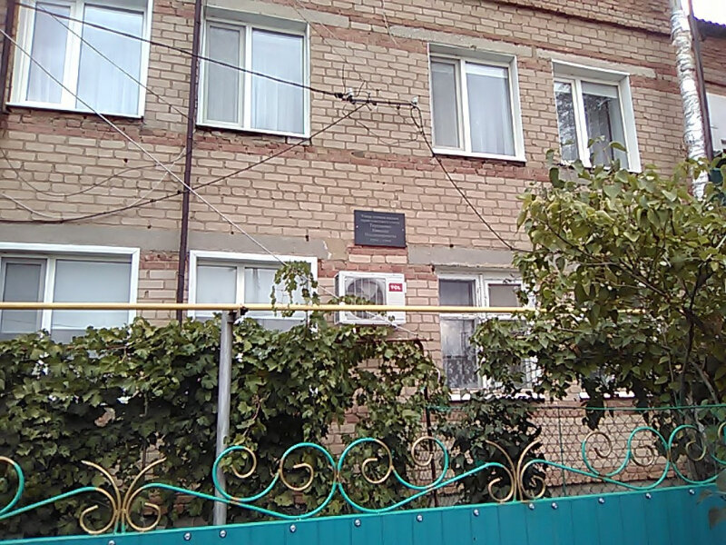 Anıt levhası, anıt taş Мемориальная доска Терещенко Николаю Владимировичу, Orenburgskaya oblastı, foto