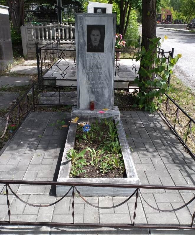 Ünlü kişilerin mezarları С.П. Смирнов, Novokuznetsk, foto