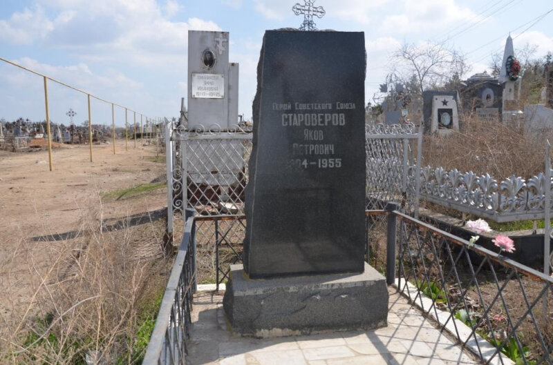 Ünlü kişilerin mezarları Герой Советского Союза Я.П.Староверов, Astrahan, foto