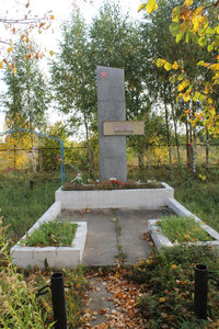 Обелиск воинам-землякам, павшим в годы ВОВ (Vologda Region, Kaduyskiy munitsipalny okrug, derevnya Baranovskaya, Dorozhnaya ulitsa), anıt, heykel  Vologodskaya oblastından