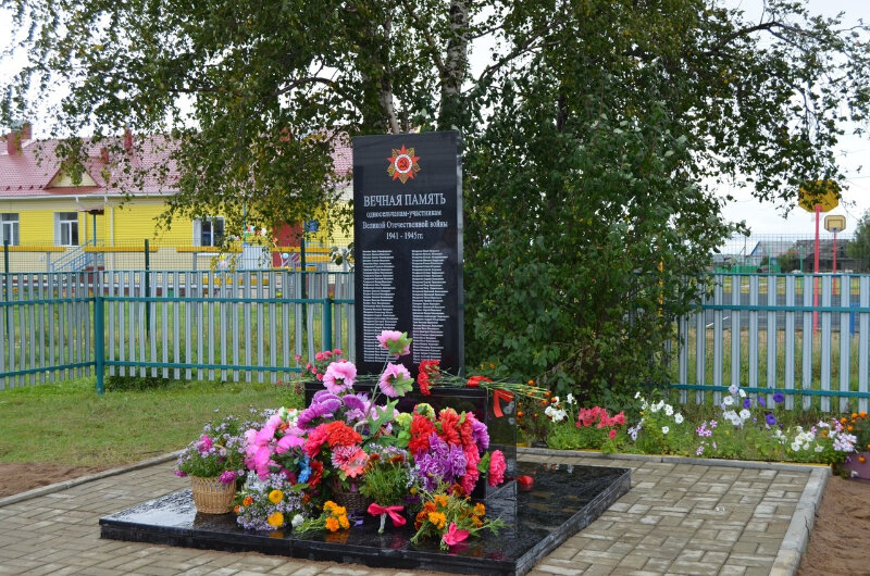 Anıt, heykel Односельчанам-участникам Великой Отечественной войны 1941-1945 гг., Hantı‑Mansi Özerk Okrugu, foto