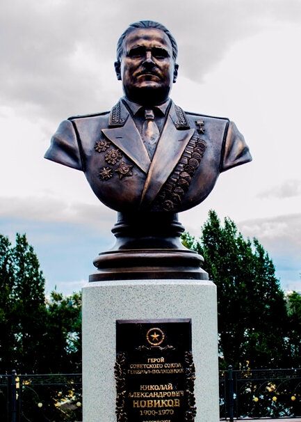 Anıt, heykel Бюст Героя Советского Союза, генерал-полковника Николая Александровича Новикова, Kostroma, foto