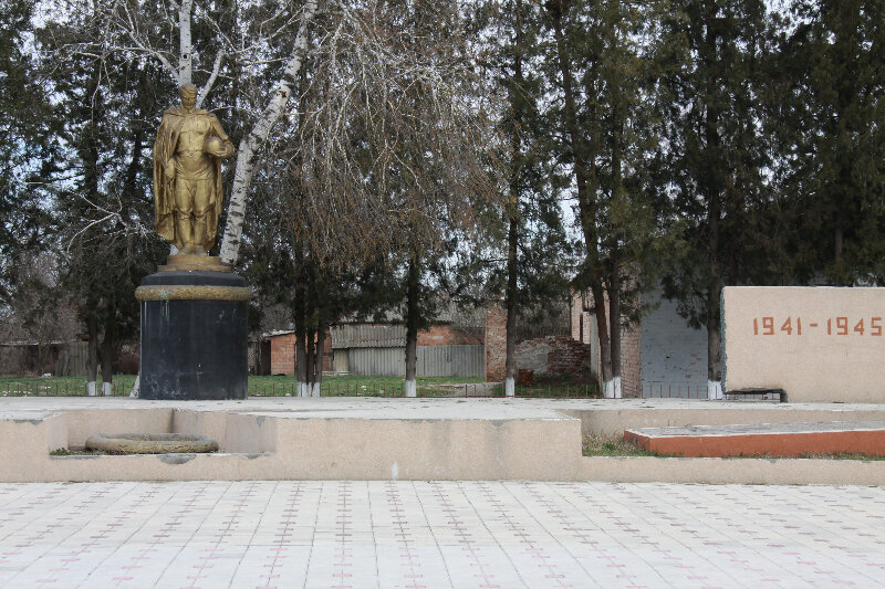 Anıt, heykel Братская могила советских воинов, погибших в битве за Северный Кавказ, Çeçen Cumhuriyeti, foto