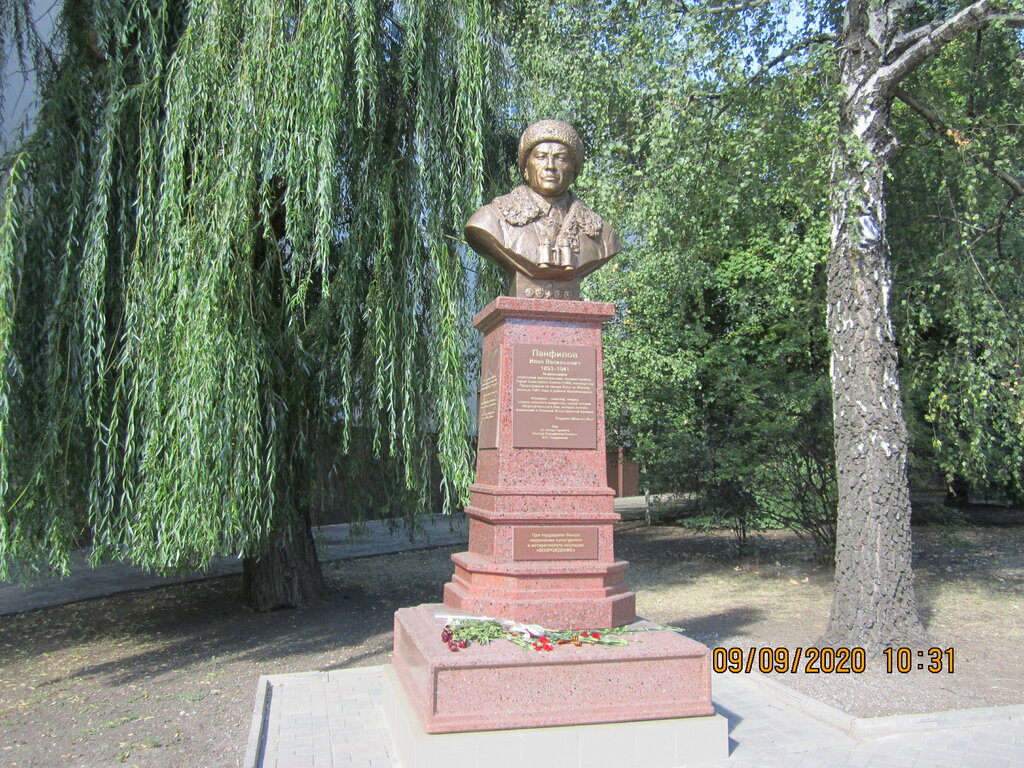 Anıt, heykel Памятник генералу Панфилову, Donetsk, foto