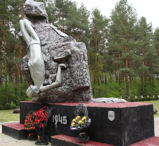 Anıt, heykel Братская могила советских воинов и партизан, Vitebskaya oblastı, foto