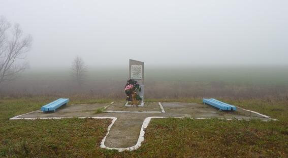 Anıt, heykel Братская могила воинов, Harkivska oblastı, foto