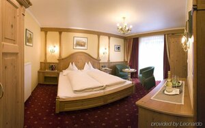 Hotel Neue Post (Hauptstraße No:390, Mayrhofen), otel  Mayrhofen'den