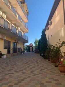 Блик (Naberezhnaya ulitsa No:9А, stanitsa Golubitskaya), otel  Krasnodarski krayından