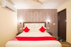 Oyo 61439 Hotel Lazeeno (Violet Line, Faridabad Old Town metro station), otel  Faridabad'dan