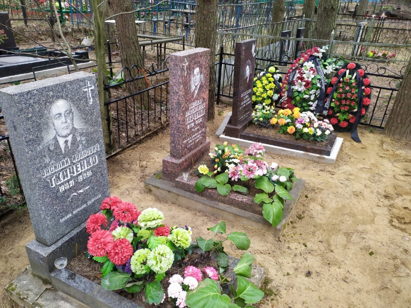 Ünlü kişilerin mezarları Герой Советского Союза Василий Иванович Ткаченко, Saint‑Petersburg ve Leningradskaya oblastı, foto