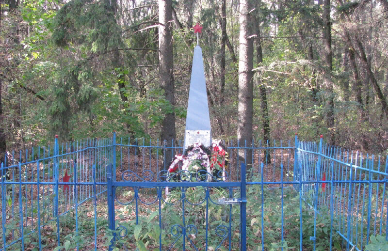 Anıt, heykel Братская могила латышских стрелков, Orlovskaya oblastı, foto
