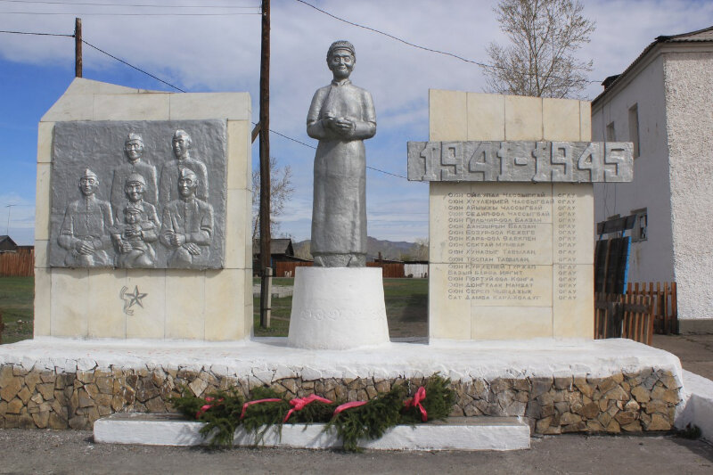 Anıt, heykel Братьям Оюнам, Tuva, foto