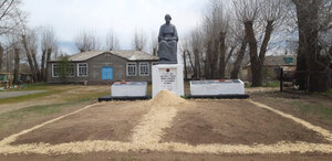 Погибшим в годы Великой отечественной войны (Rostov Region, Sholokhovskiy rayon, Vyoshenskoye selskoye poseleniye, khutor Andropovskiy), anıt, heykel  Rostovskaya oblastından